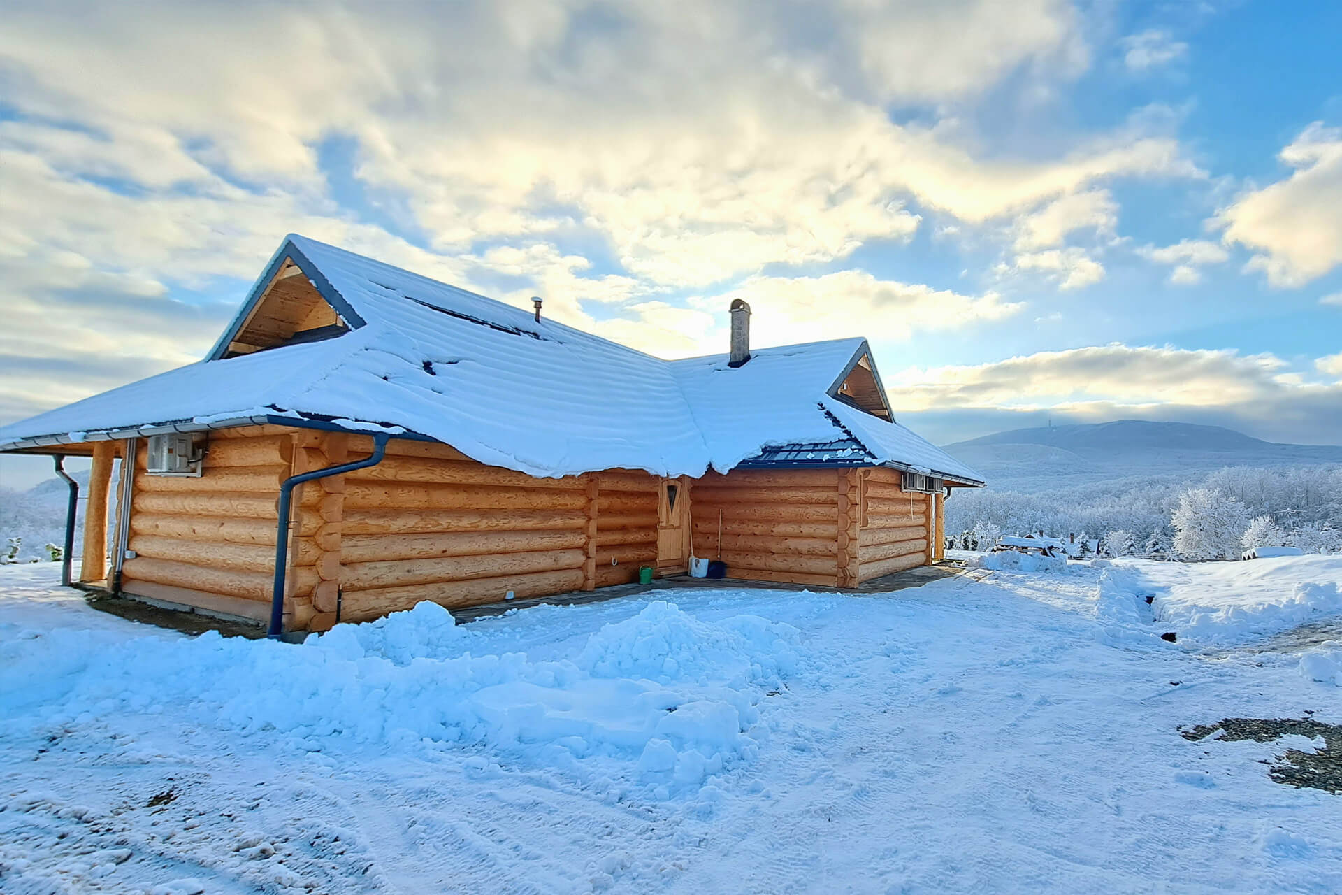 A ház és környezete - Hanga Prémium Rönkház
