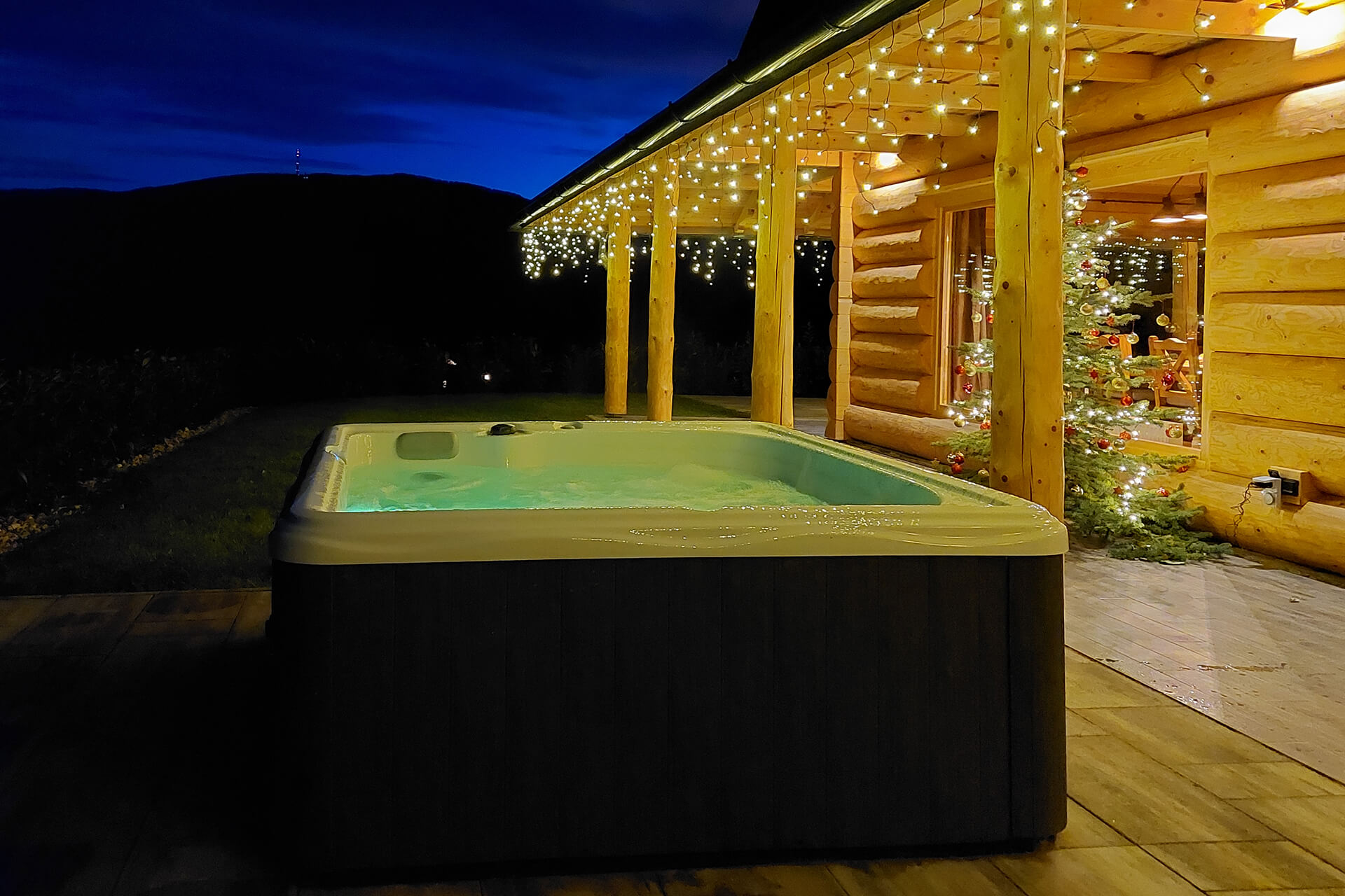 A ház és környezete - Hanga Prémium Rönkház